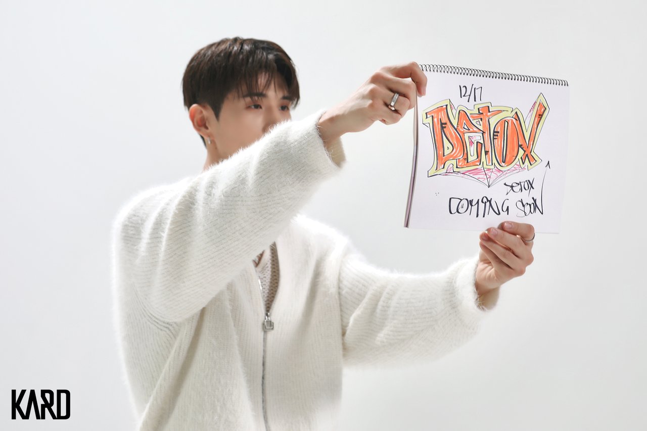 'Detox’ Visualizer Behind