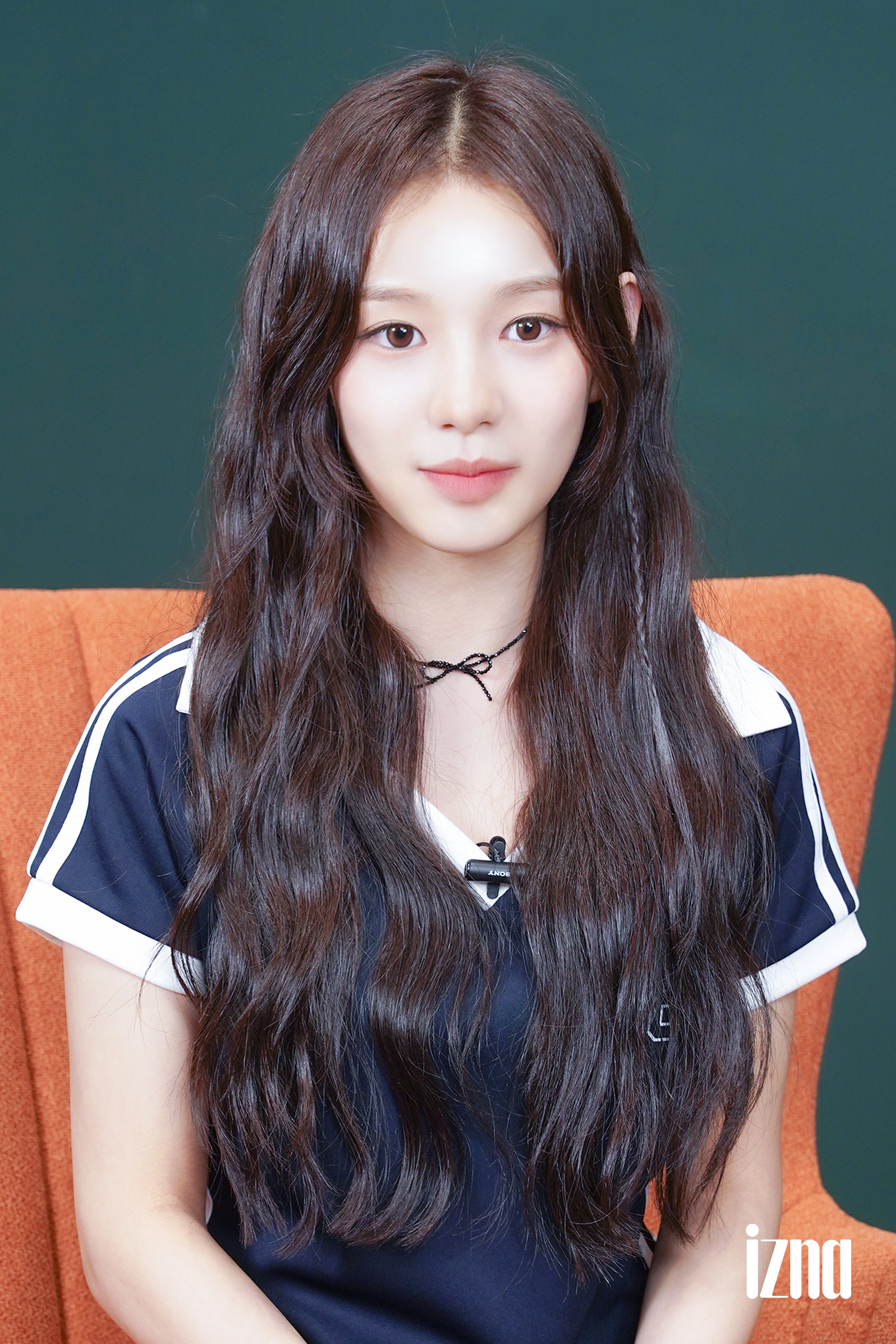 TokTalk izna Behind Photo